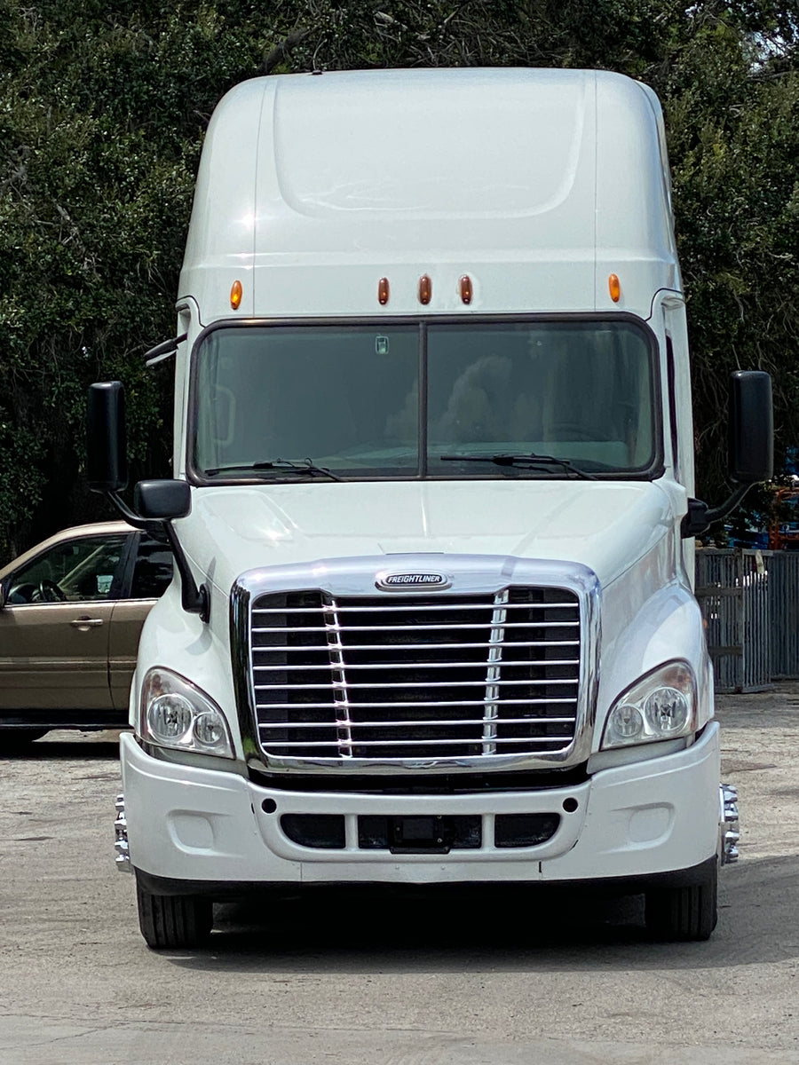 2014 Freightliner Cascadia Detroit DD15, AUTO, New Steer Tires 749k ...