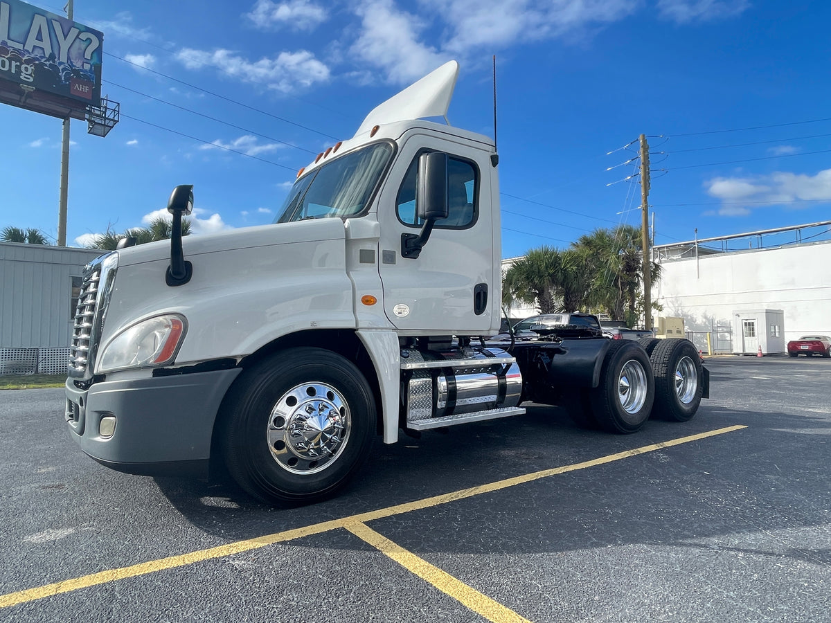 2014 FREIGHTLINER CASCADIA DAY CAB, DD13, 435 HP, 10 SPD, 178" WB, 441 ...